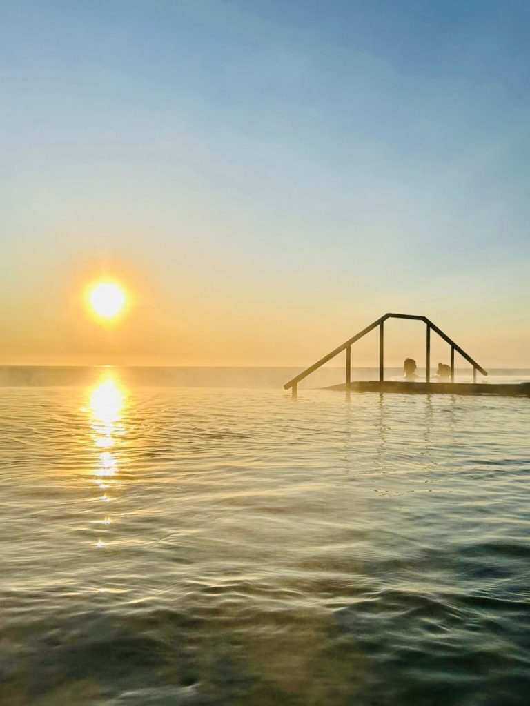 Genieten in de Sky Lagoon op IJsland | Tips + onze ervaring